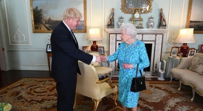 10 Incredible Powers That The Queen Of England Had - The Fact Site