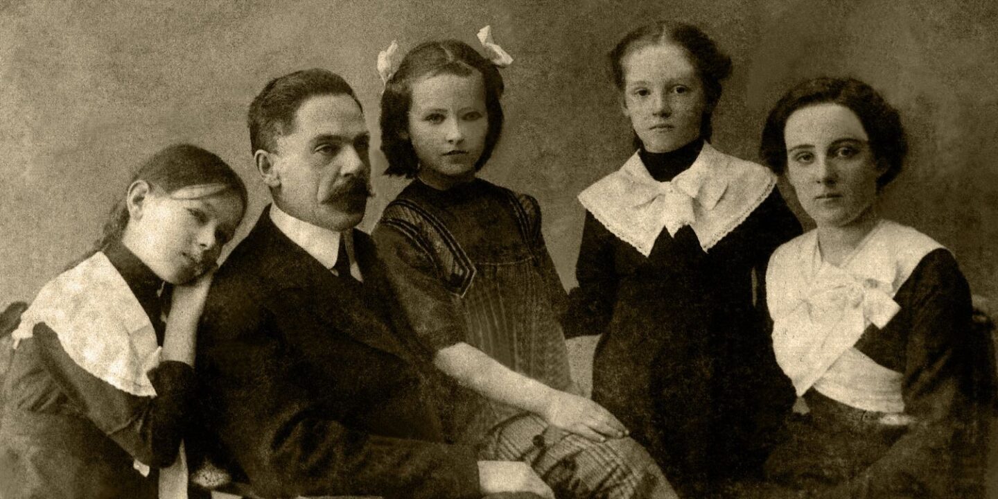 The Reasons Why Nobody Smiled in Old Photos - The Fact Site