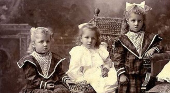 The Reasons Why Nobody Smiled in Old Photos - The Fact Site